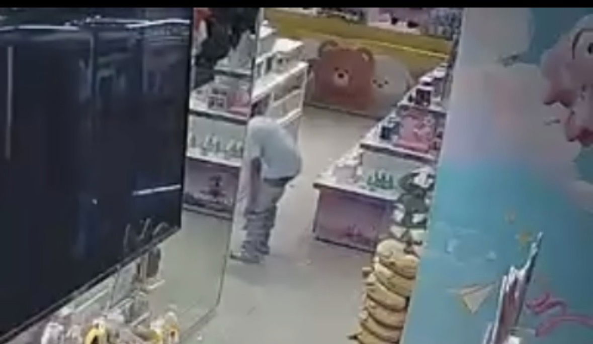 M’sian Retail Staff Upset After Child Reportedly Poops & Pees In Store ...