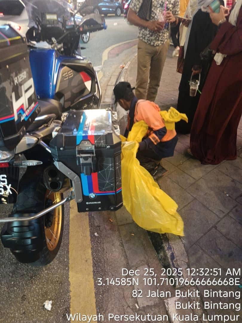 Bukit Bintang Littered After Christmas Eve Celebrations, DBKL Carries ...