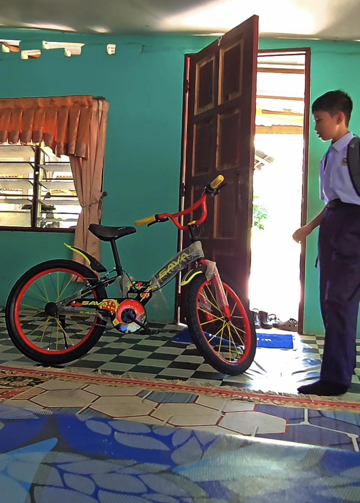 M’sian Buys Bicycle For His Youngest Sibling After Mum’s Death ...